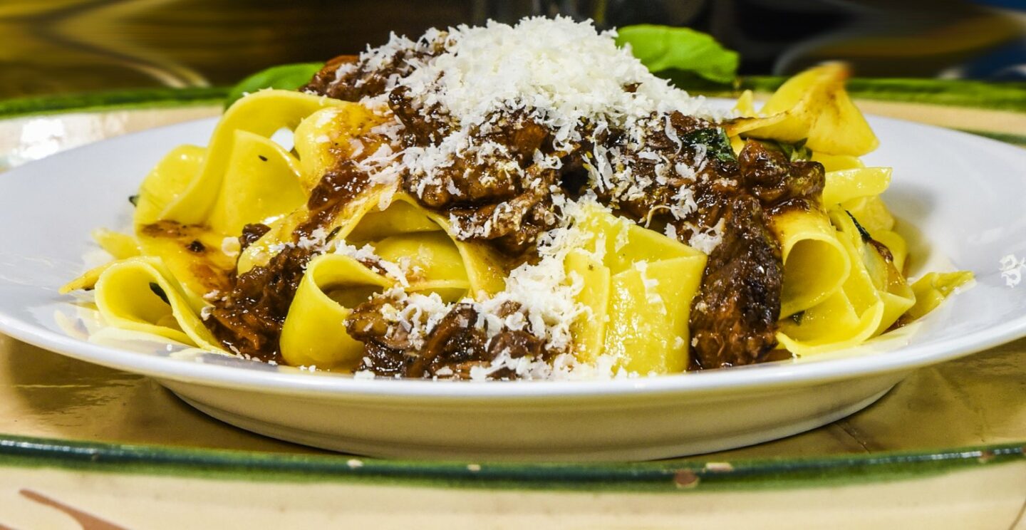 Pappardelle med ragu på svensk rapsgris - Enjoy Wine & Spirits